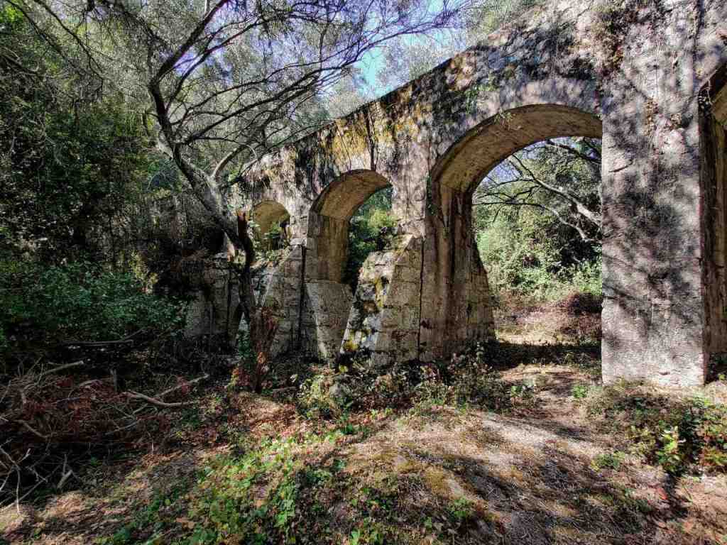 The Ancient Aqueduct - Mezzo Mezzo Estate